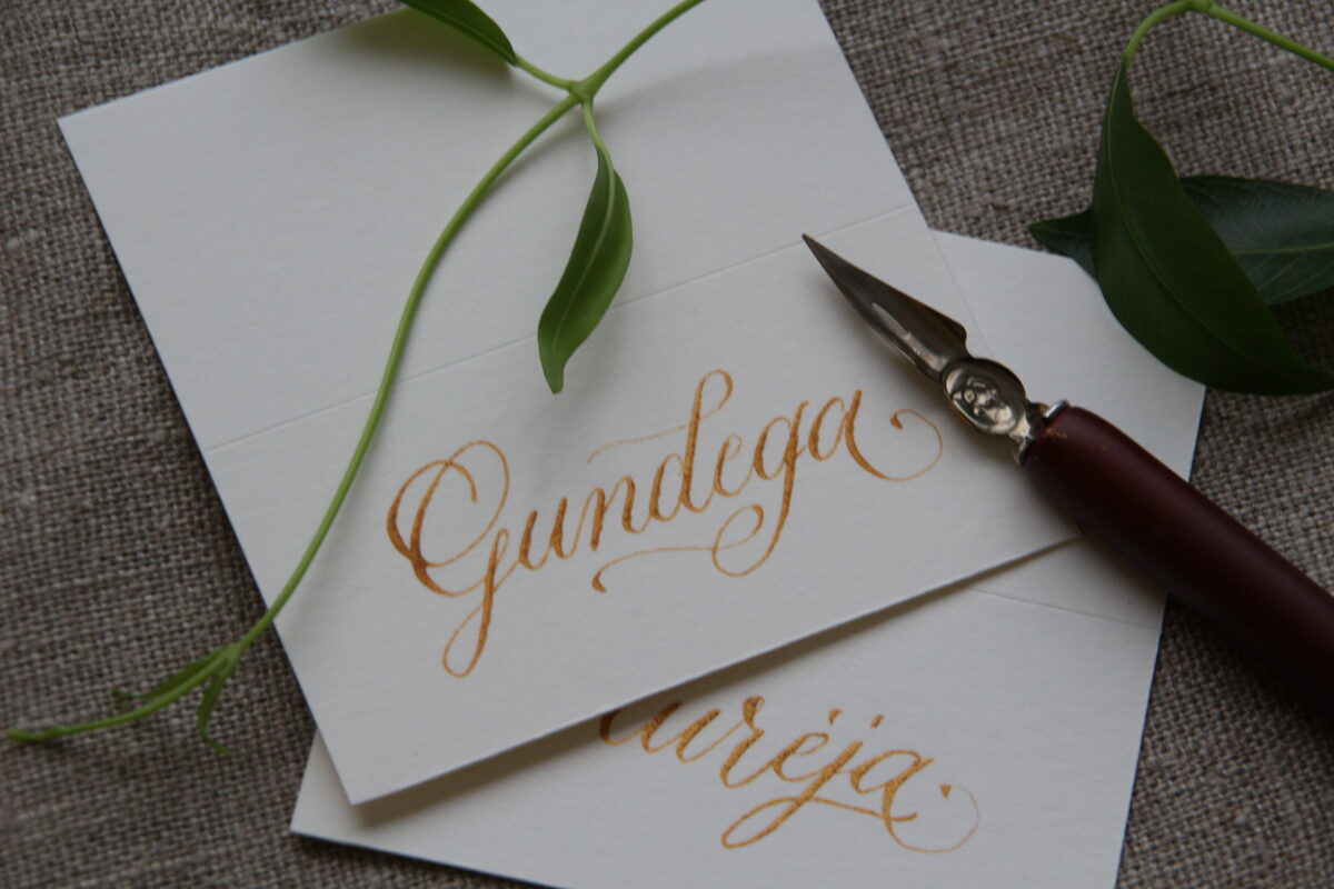 Handwritten wedding place cards 60 photos - Astyledwedding.com